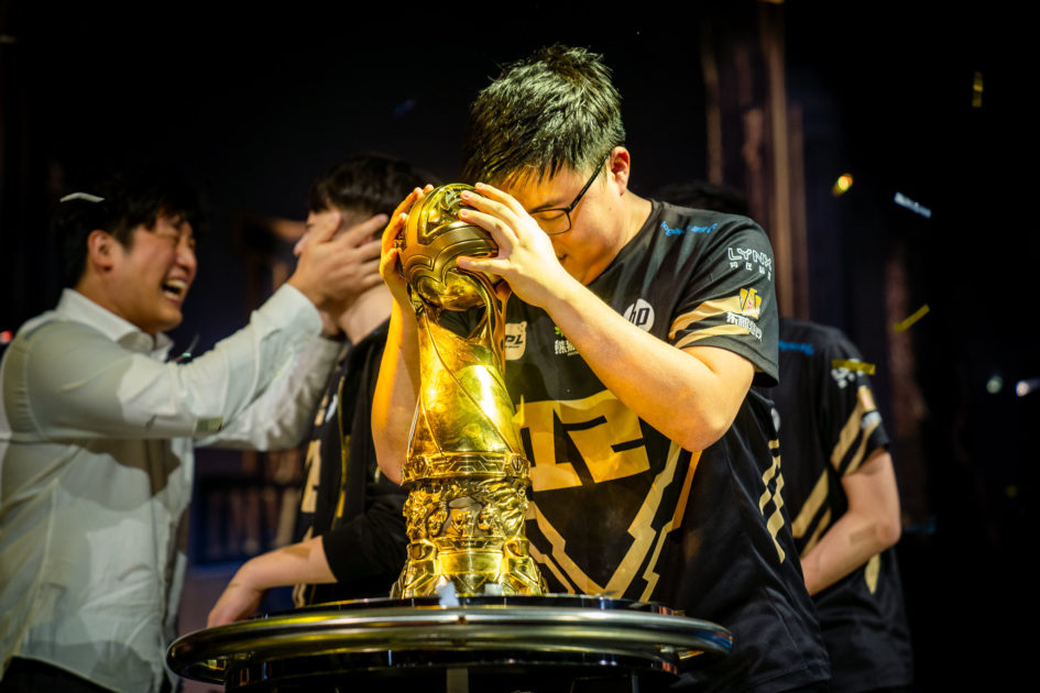 LPL 2026: Royal Never Give Up oficializa saída do LoL - Mais Esports